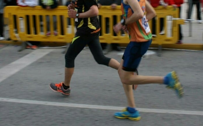 Overstriding, qué es y cómo afecta negativamente al corredor